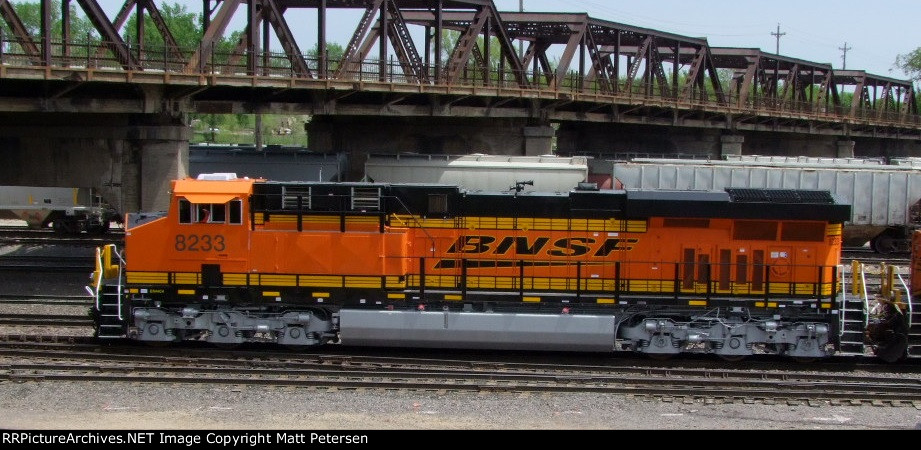 BNSF 8233